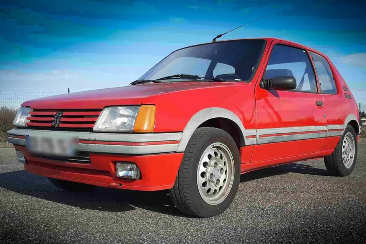 Photo 16 enchères chateau savigny lès beaune Peugeot 205 GTI Le