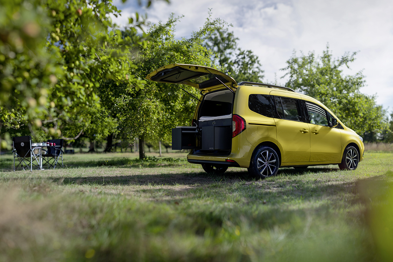 À bord du Mercedes Classe T avec son module de camping Marco Polo