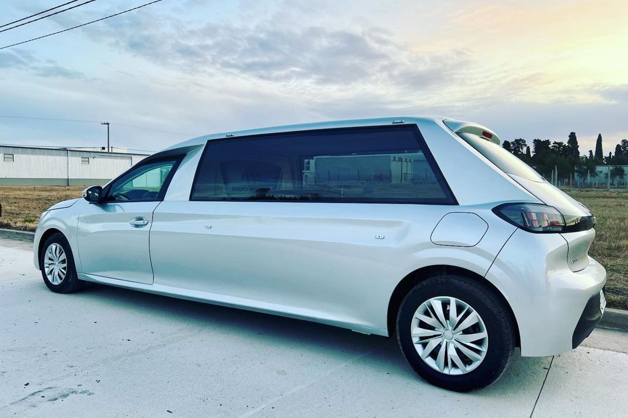 Diaporama et photos - Une Peugeot 208 transformée en corbillard | L'Argus