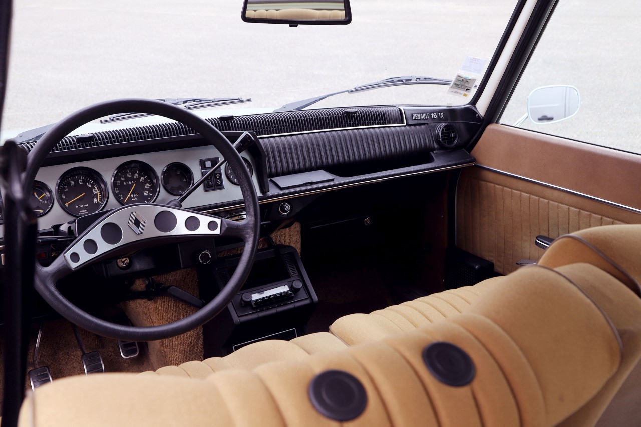 Photo 20 - Renault 16 intérieur - Vente Automobile sur les Champs 2022 ...