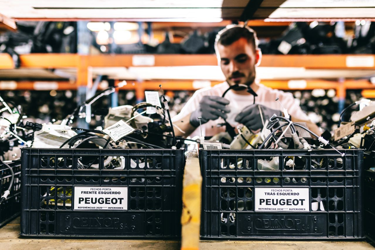 Photo 1 - pièces et accessoires réutilisés stellantis - Stellantis crée ...