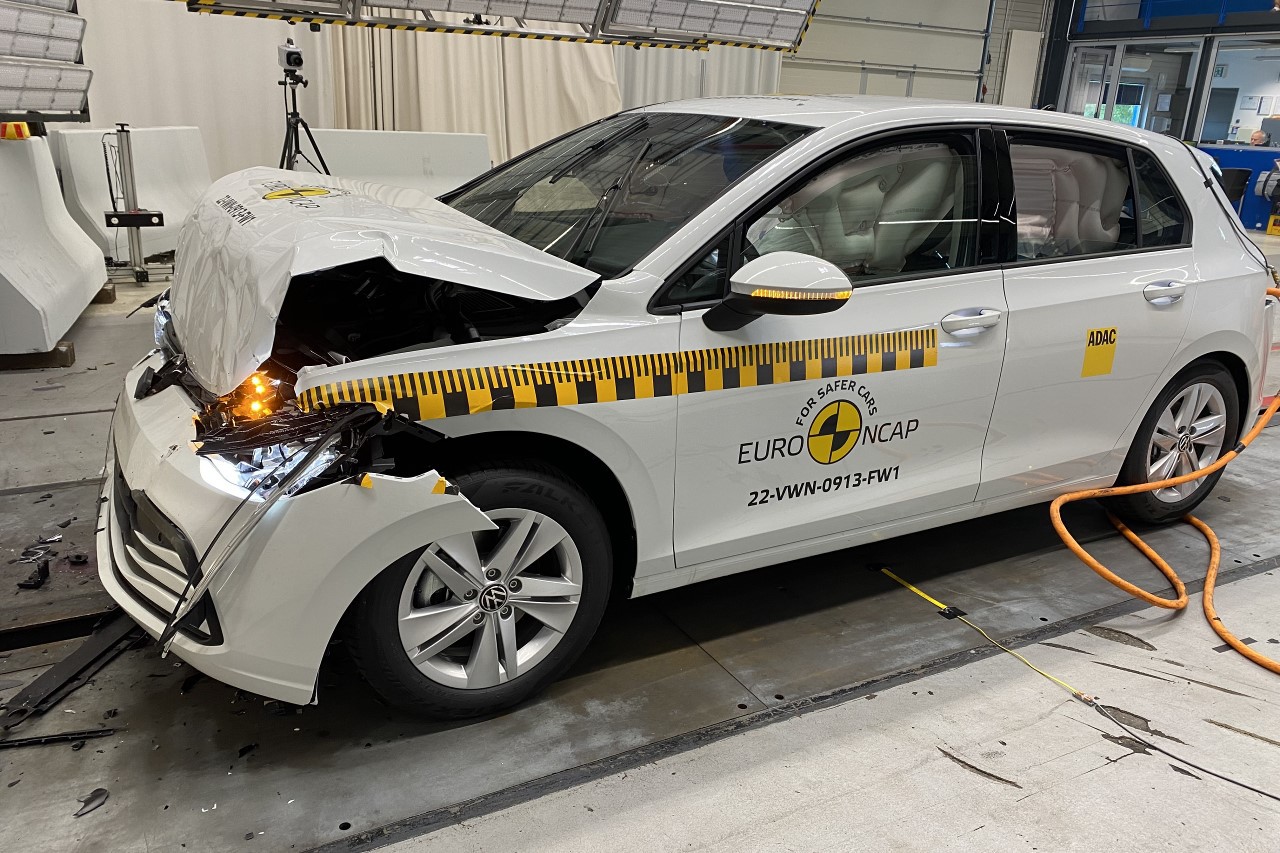 Photo 2 - Volkswagen Golf crash test frontal 2022 - Volkswagen Golf ...