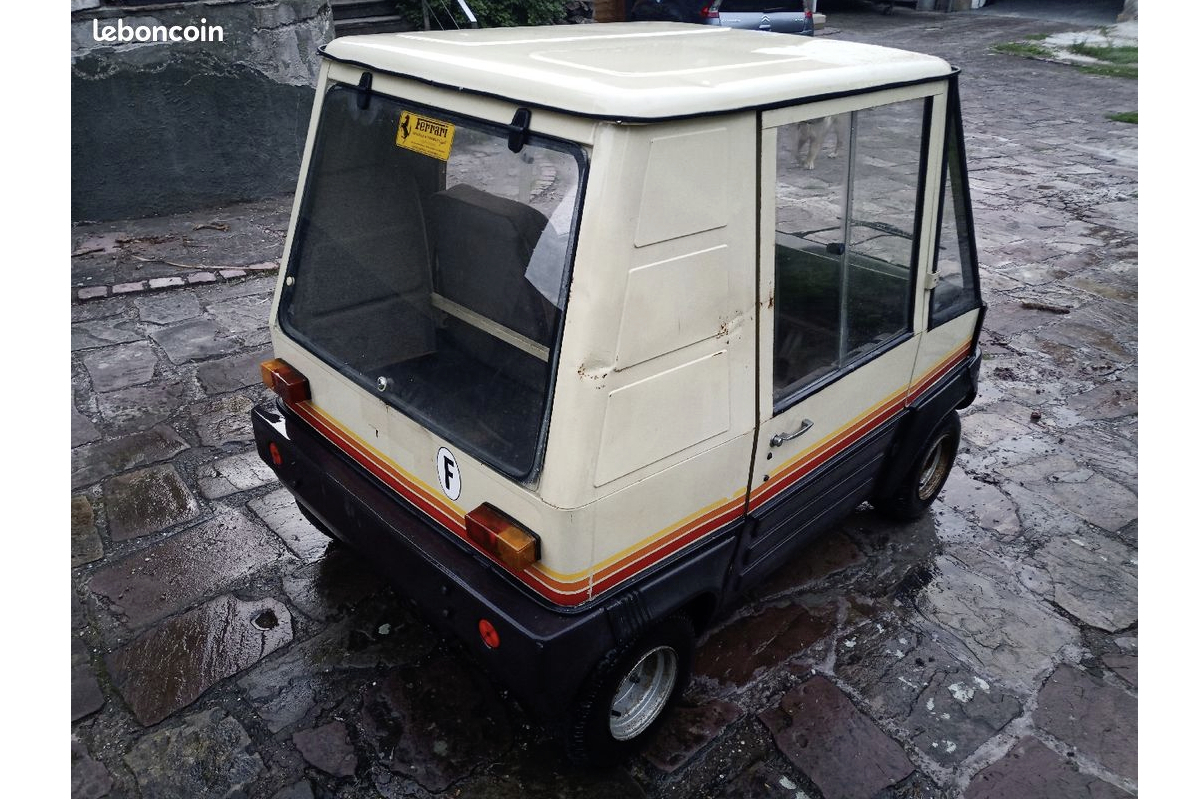 Photo 2 - Anguleux à souhait, le style de cette microcar de collection ...