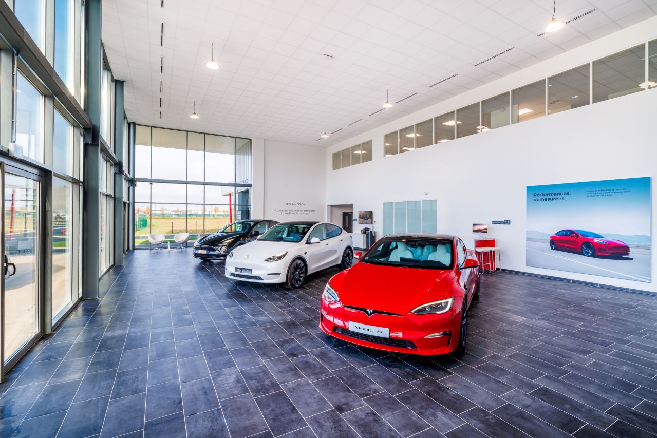 Tesla inaugure son plus grand centre français