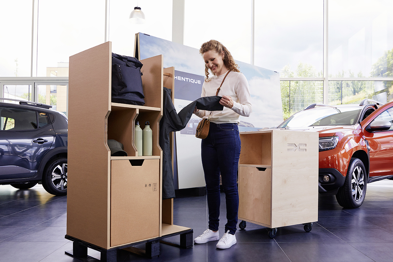 Photo 2 - dacia présentoir carton - Dacia lance sa gamme de produits ...