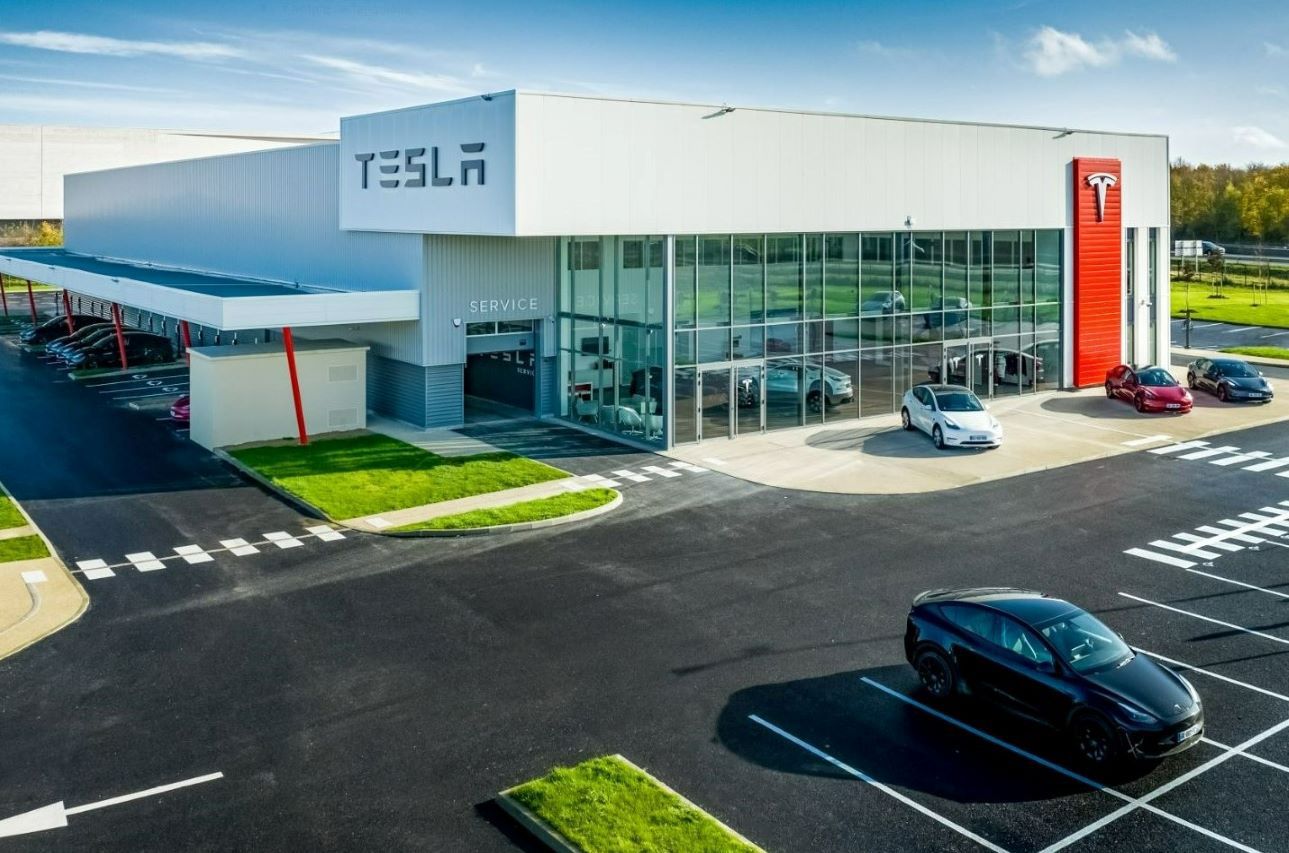 Tesla inaugure son plus grand centre français