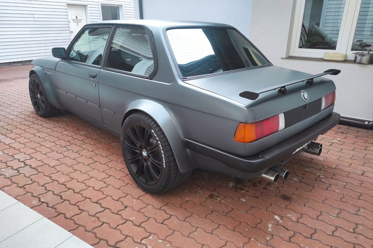 Diaporama et photos - Insolite. Une BMW Série 3 (1984) à vendre avec un ...