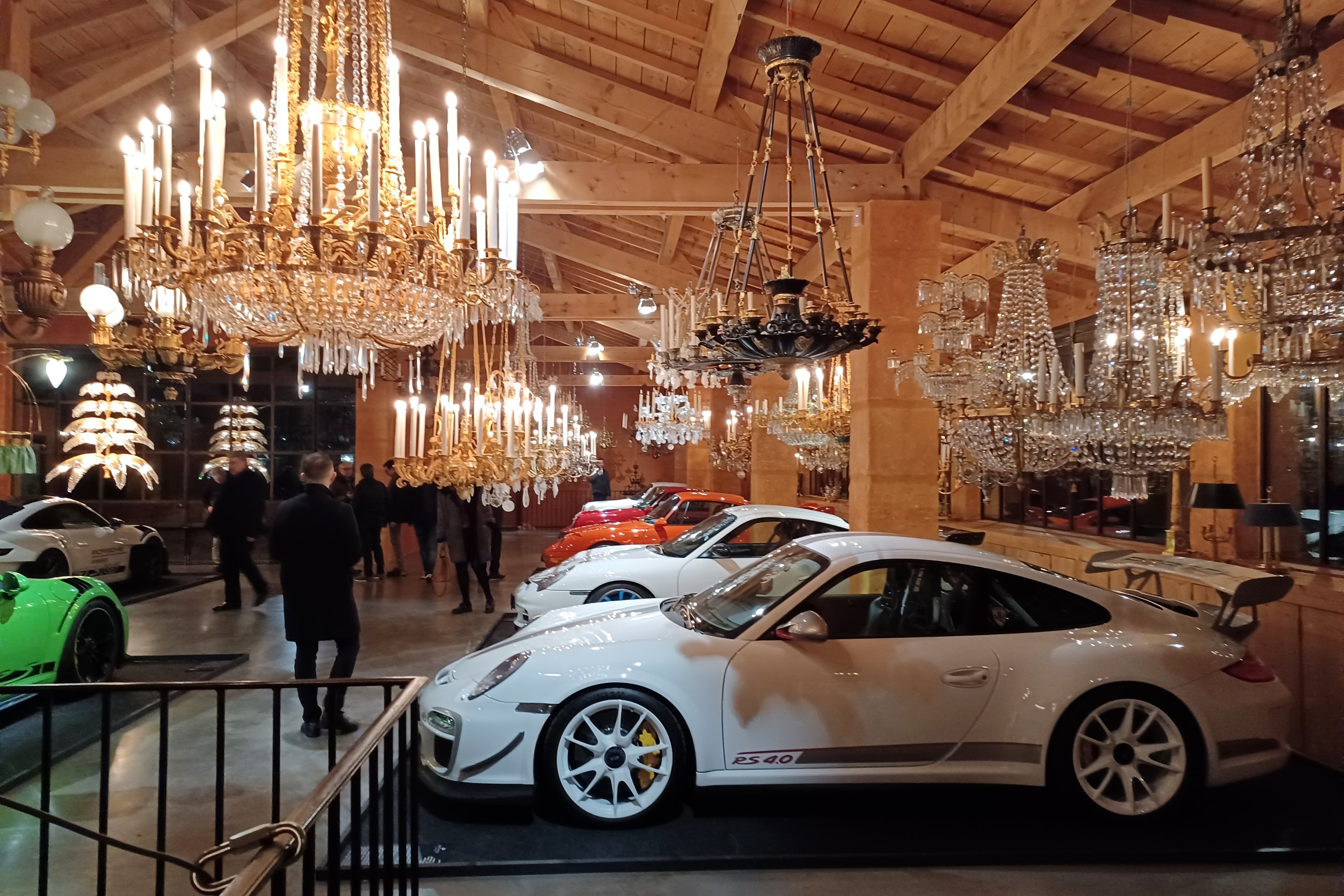 Porsche 911. L'exposition exceptionnelle à la lustrerie Mathieu en Provence