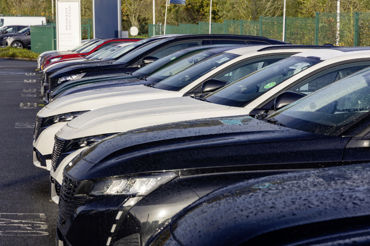 Photo 1 - parc voitures occasion - Baromètre VO. Les prix baissent chez ...