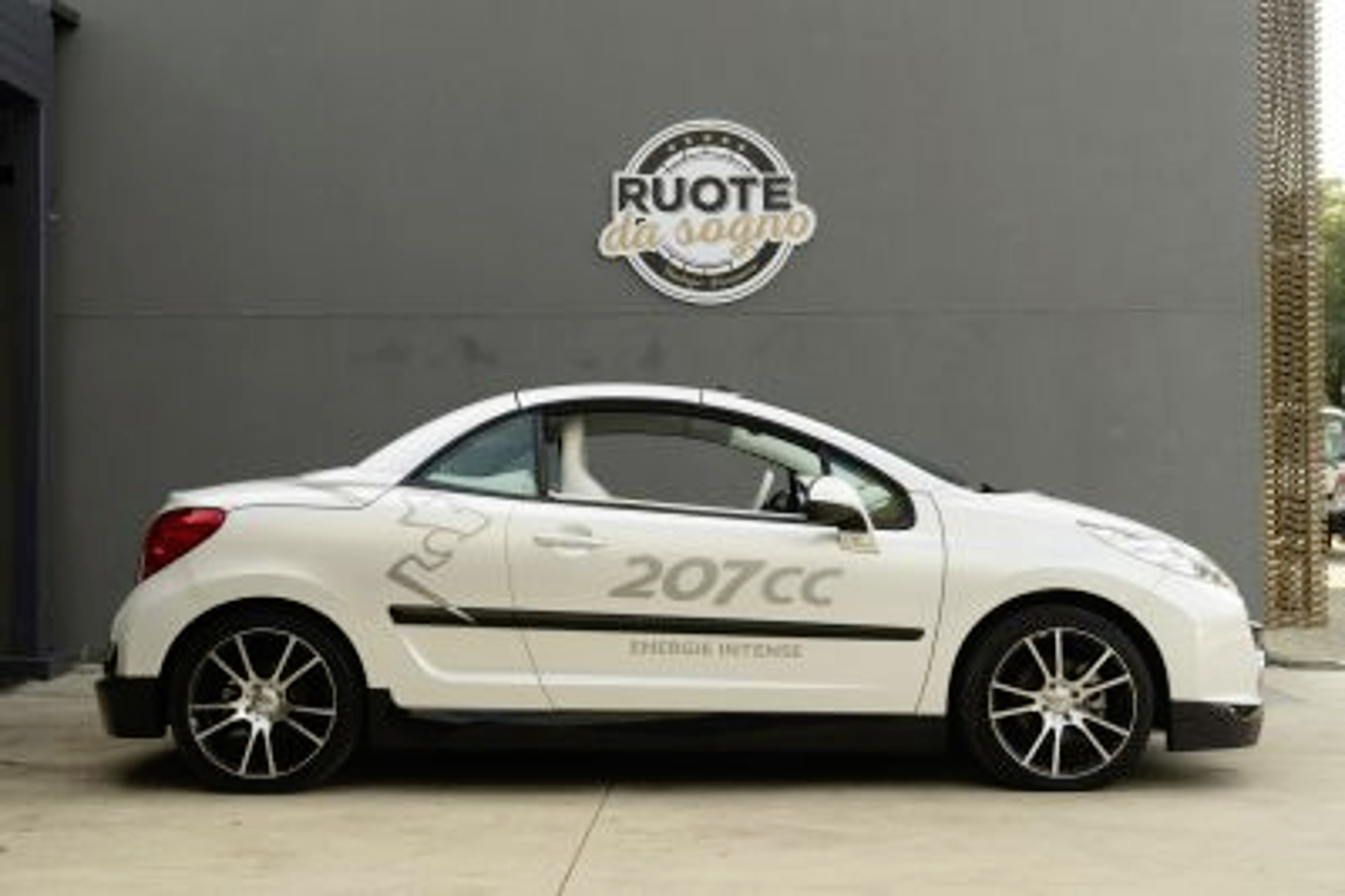 Photo 12 - Des stickers "207 cc Energie Intense" et le profil d une ...