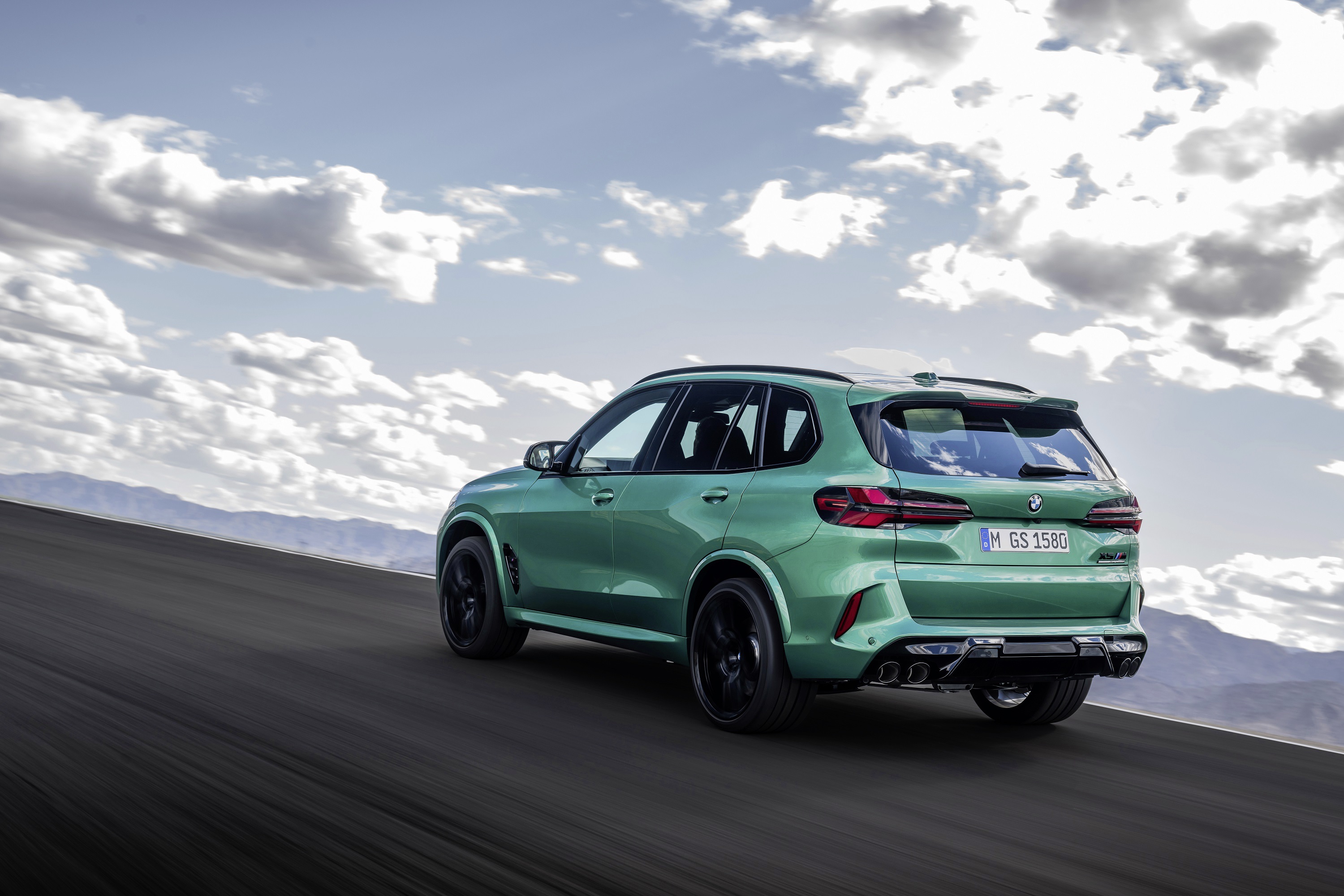 Photo 5 - La signature lumineuse arrière a évolué. - BMW X5 M et X6 M (2023). Restylage pour les ...