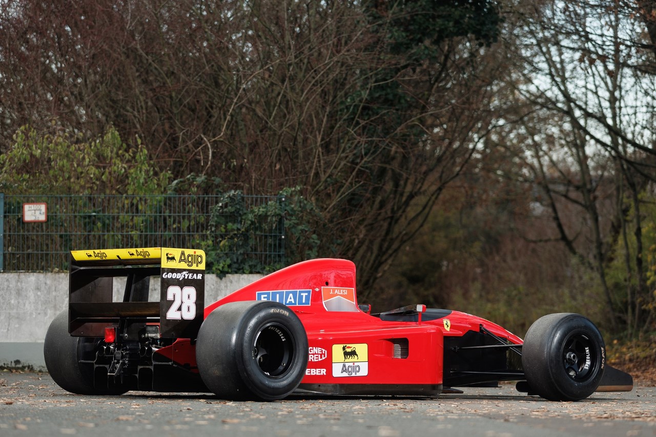 Photo 2 - La monoplace est la F1-91 type 643 portant le numéro de ...