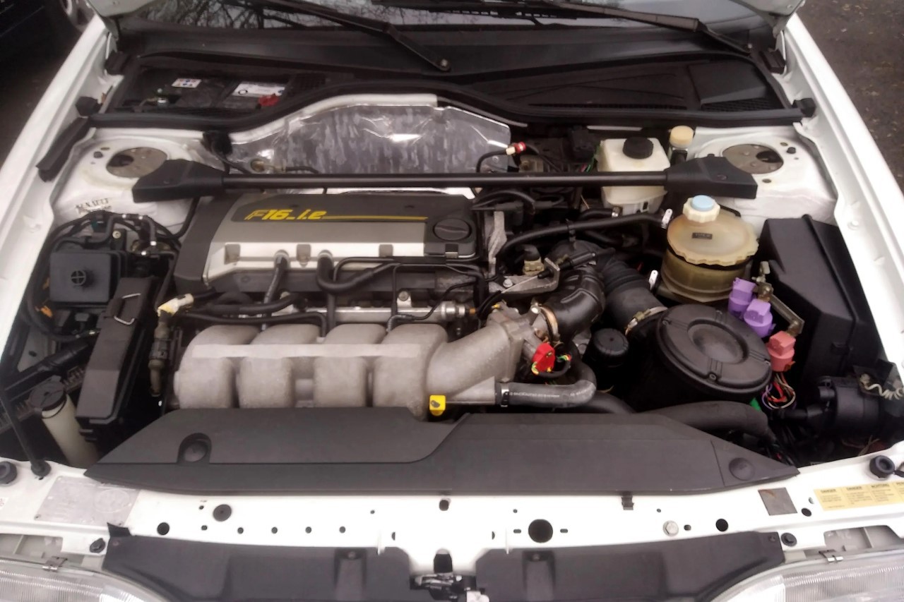 Photo 5 - Le moteur de la R19 16v développe 137 ch. - Une Renault 19 ...