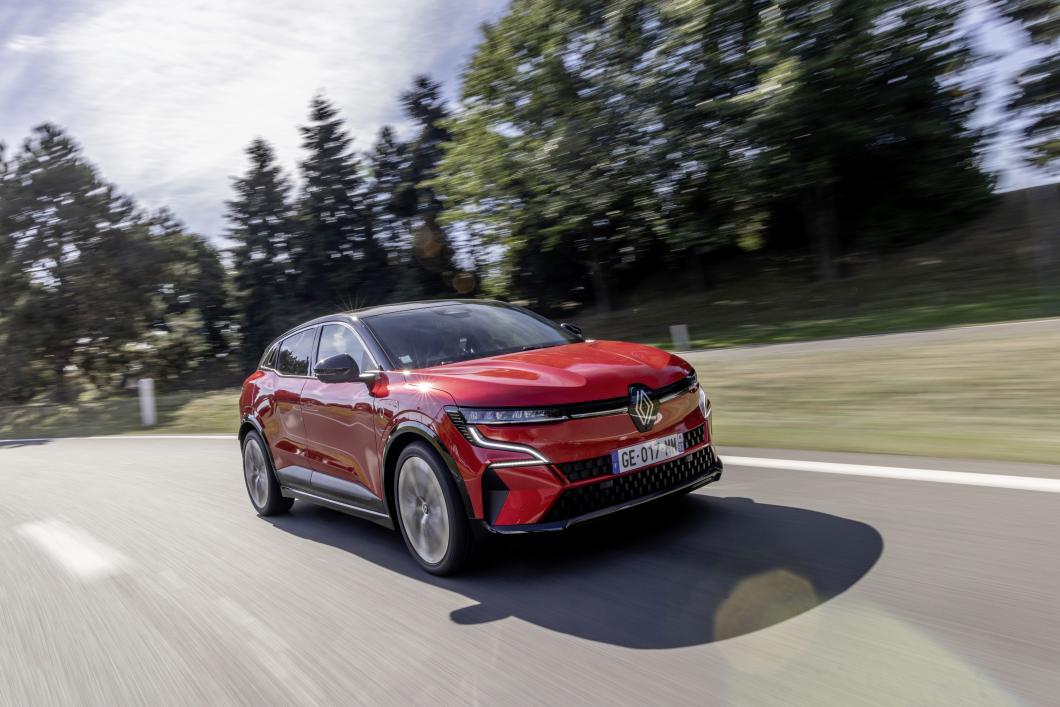 Photo 1 - renault megane e-tech électrique rouge - Les ventes de ...