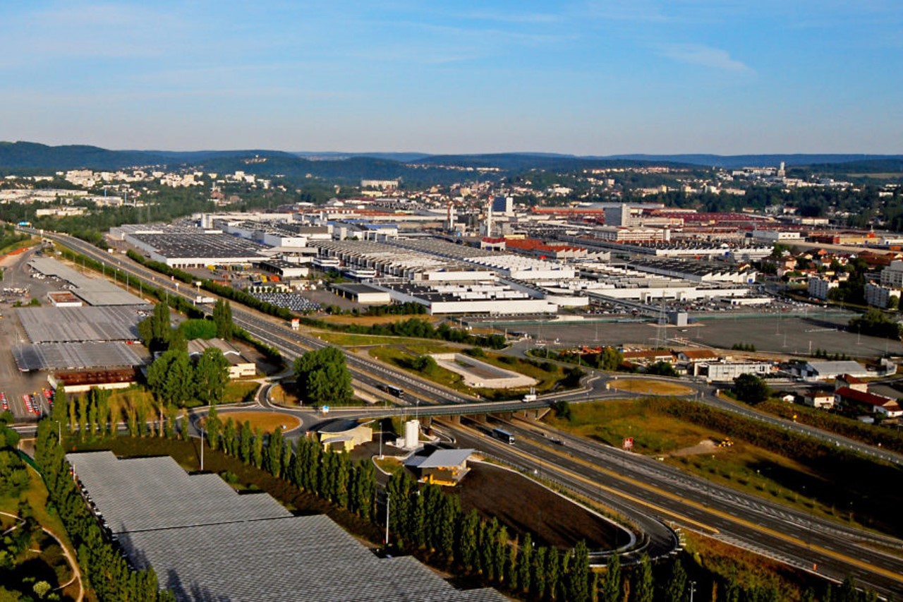 Photo 1 - Un incendie a détruit 52 voitures à l usine Stellantis de Sochaux. - Des Peugeot 3008 ...