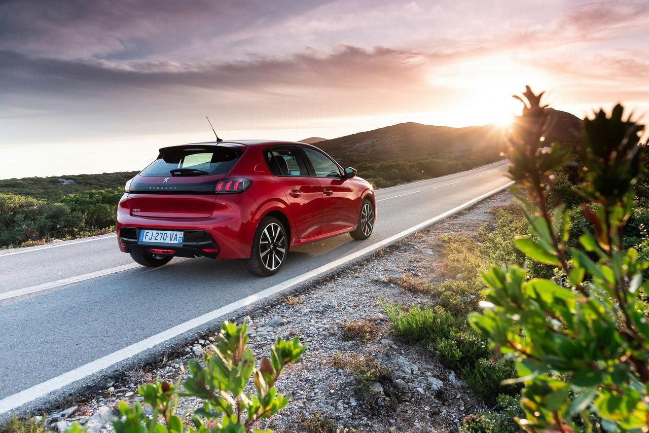 Photo 1 - peugeot 208 rouge vue arrière - Le top 3 des voitures neuves ...