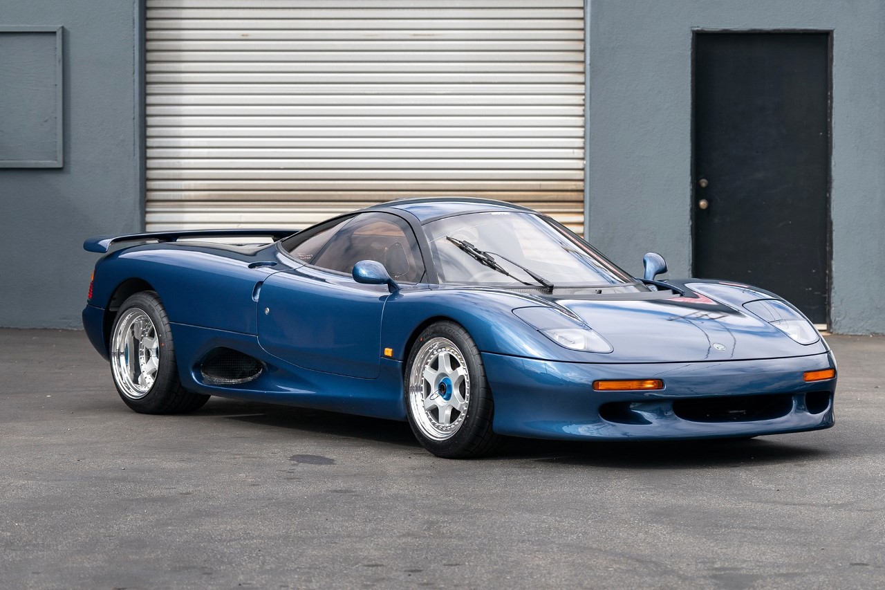 Une Jaguar XJR-15 (1991) jamais utilisée mise en vente