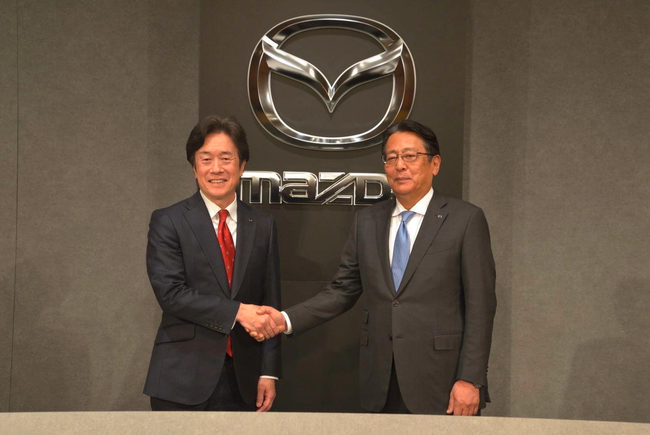 Photo 1 - Mazda Masahiro Moro Akira Marumoto - Mazda pourrait ...