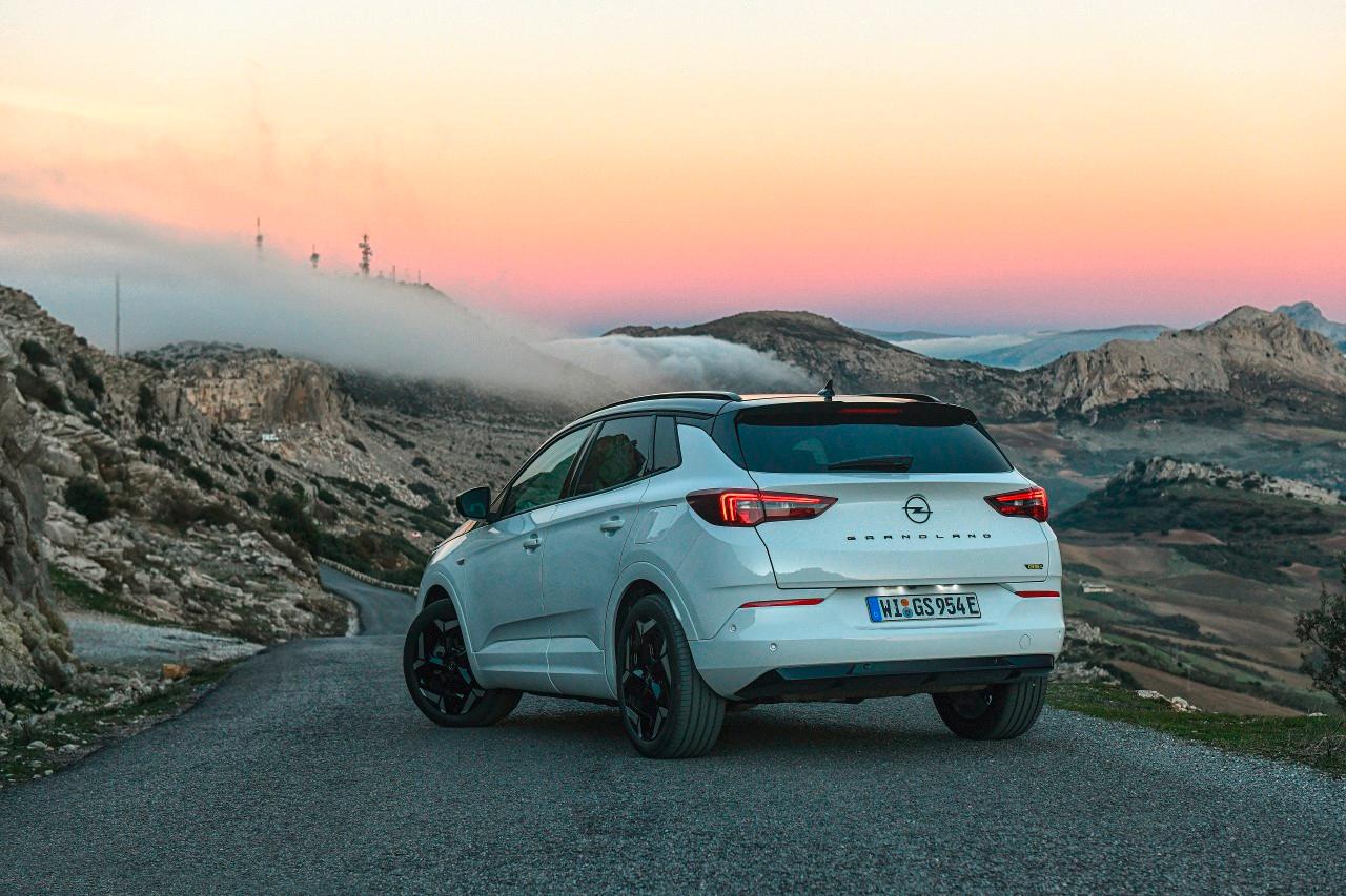 Photo 4 - Le Grandland GSe hybride rechargeable de 300 ch coiffe la ...