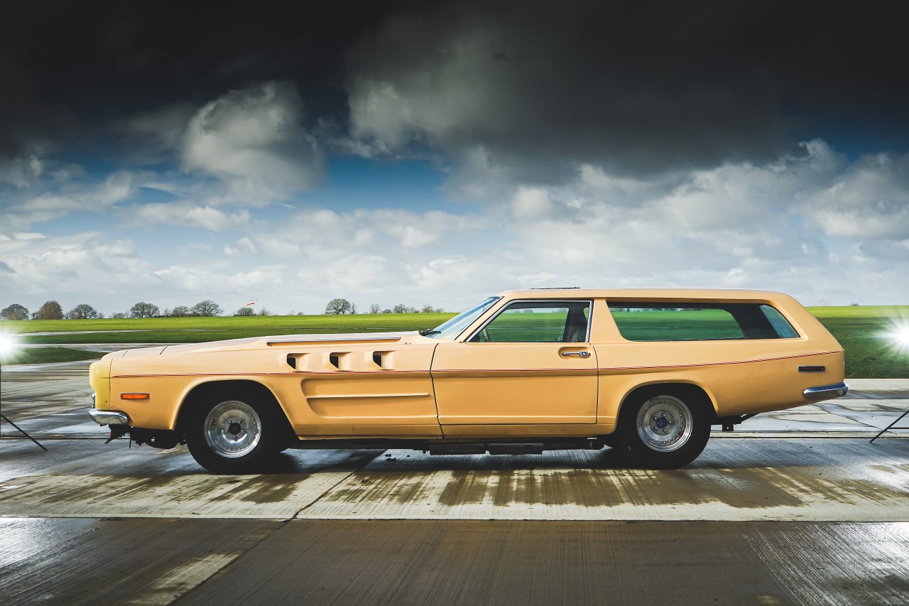 Photo 2 - Le long capot renferme un V12 de 27 litres. - Insolite. The ...