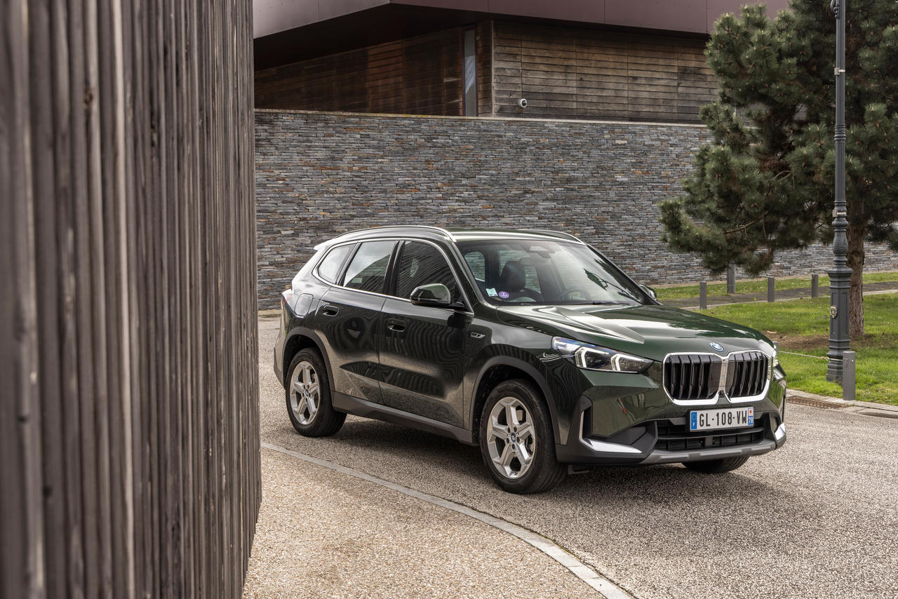 Photo 11 - dimensions BMW x1 xDrive25e - Essai comparatif : le BMW X1 hybride (2023) défie le ...