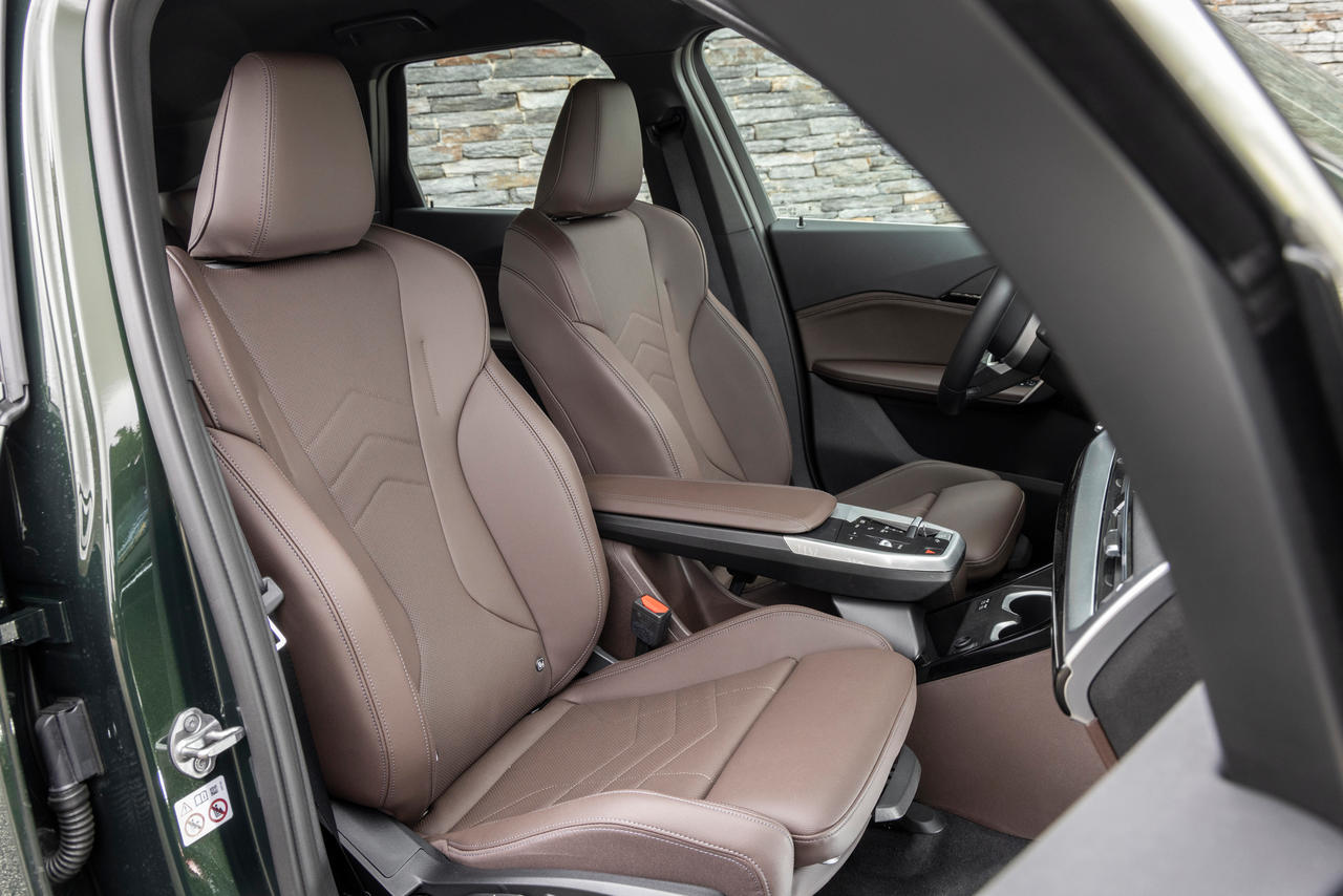 Photo 24 - siège BMW xDrive25e - Essai comparatif : le BMW X1 hybride ...