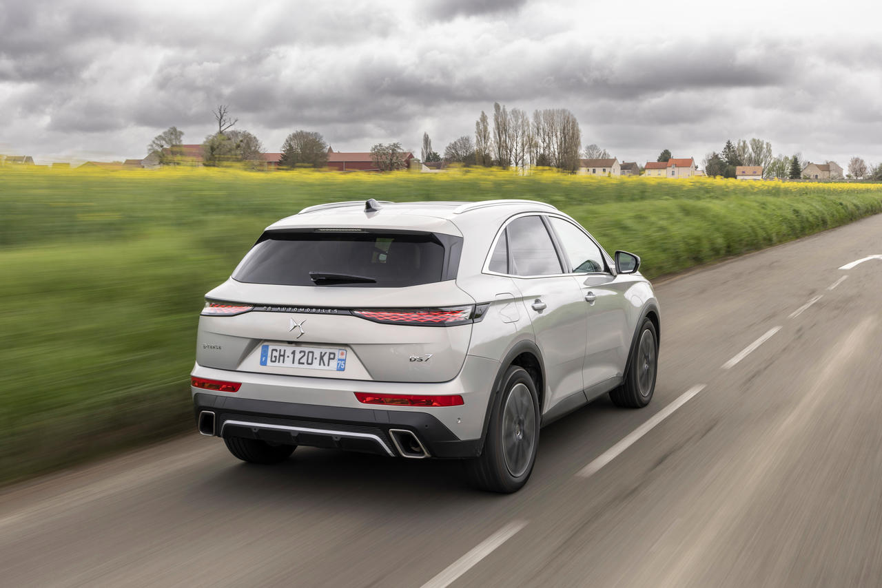 Photo 27 - fiche technique DS7 E-Tense 2023 - Essai comparatif : le BMW X1 hybride (2023) défie ...