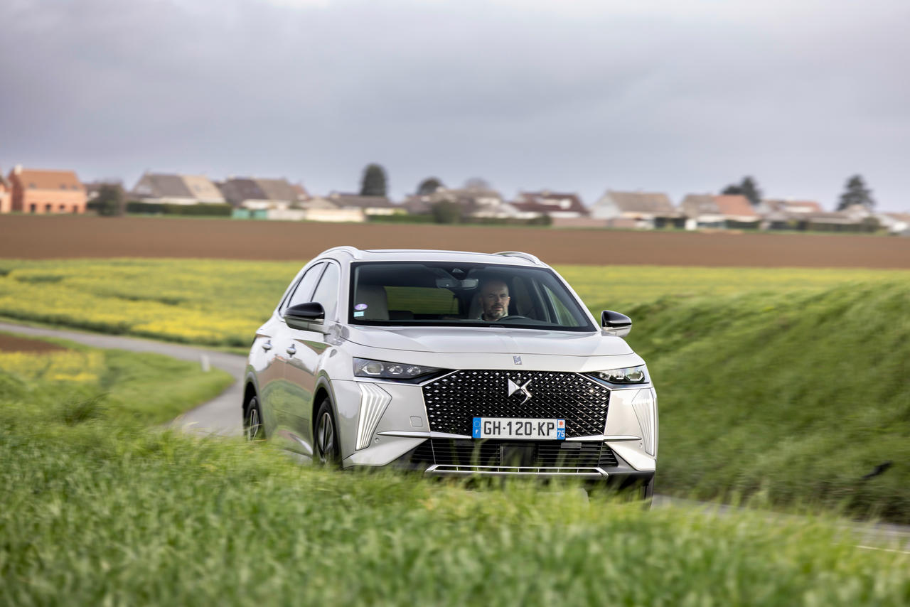 Photo 28 - prix DS7 E-Tense 225 2023 - Essai comparatif : le BMW X1 hybride (2023) défie le DS7 ...