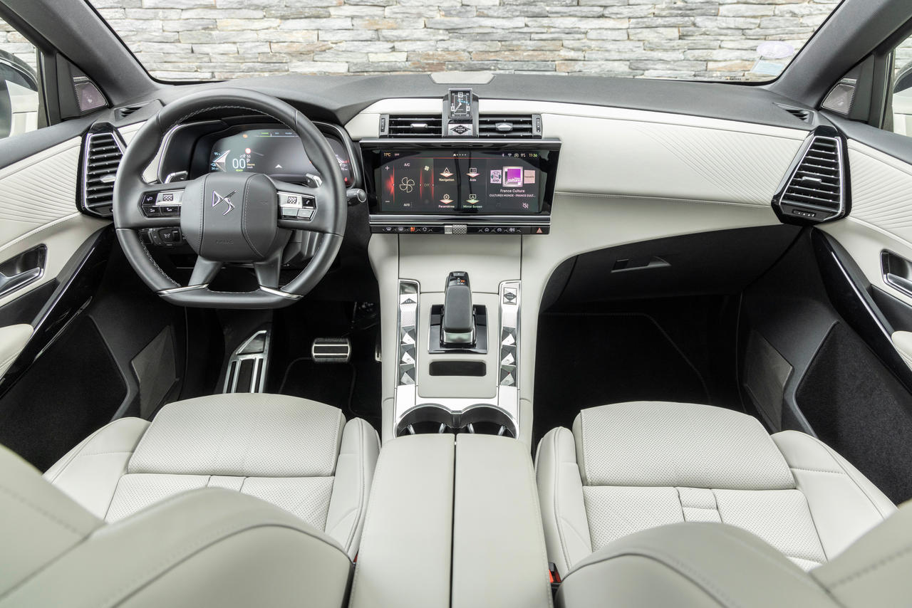 Photo 37 - planche de bord DS7 Rivoli 2023 - Essai comparatif : le BMW X1 hybride (2023) défie ...