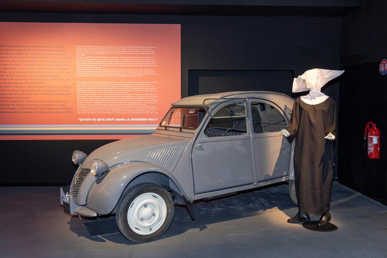 Photo 18 - Citroën 2CV (1954) du Gendarme de Saint-Tropez. - Louis de ...