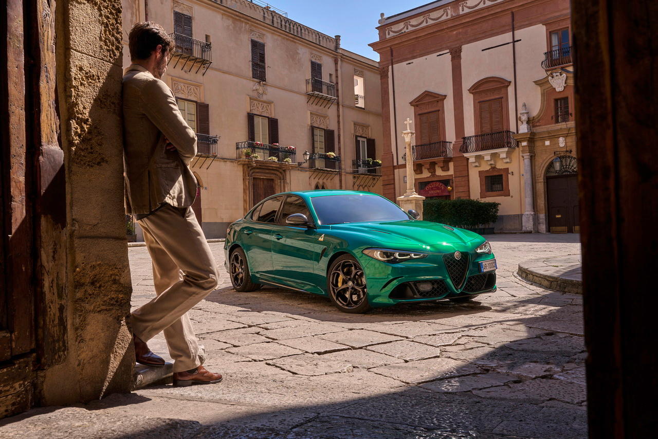 Photo 2 - Alfa Romeo Giulia Quadrifoglio 100 Anniversario avant - Alfa ...