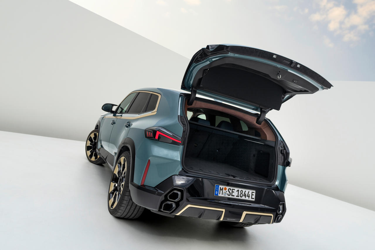 Photo 9 - BMW XM coffre - BMW XM (2023). Le SUV hybride rechargeable de ...