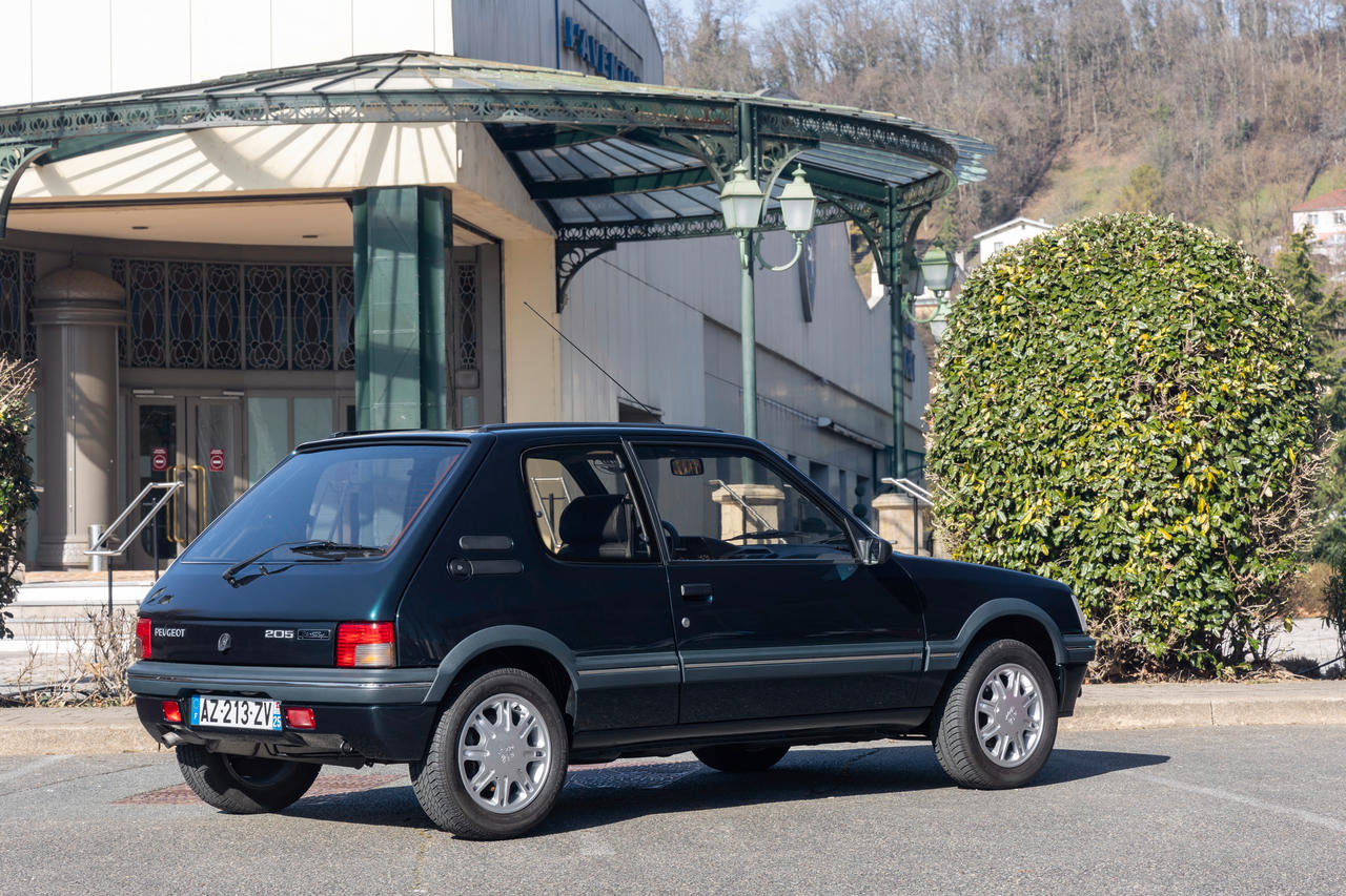 Photo 18 - Elle reçoit un 1.9L essence de 105 ch (catalysé). En 1991, c ...