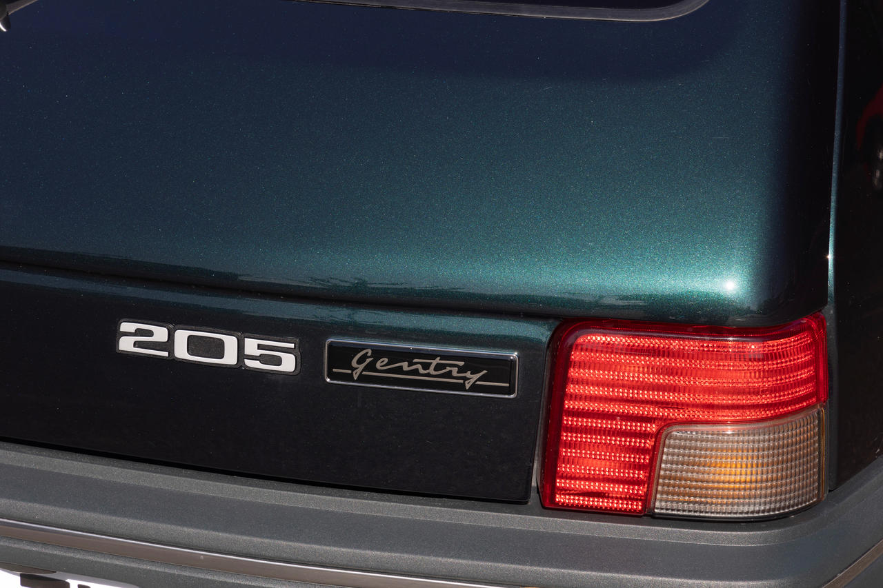 Photo 17 - La série spéciale 205 Gentry est la version chic de la ...