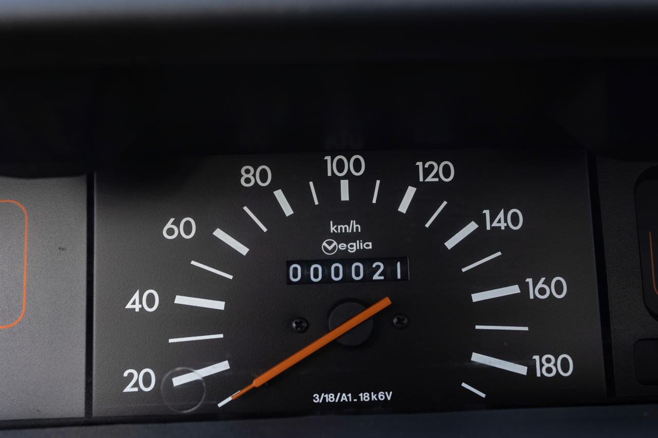 Photo 10 - La 205 Junior exposée au musée n'a que 21 kilomètres au compteur. - Peugeot 205 (1983 ...