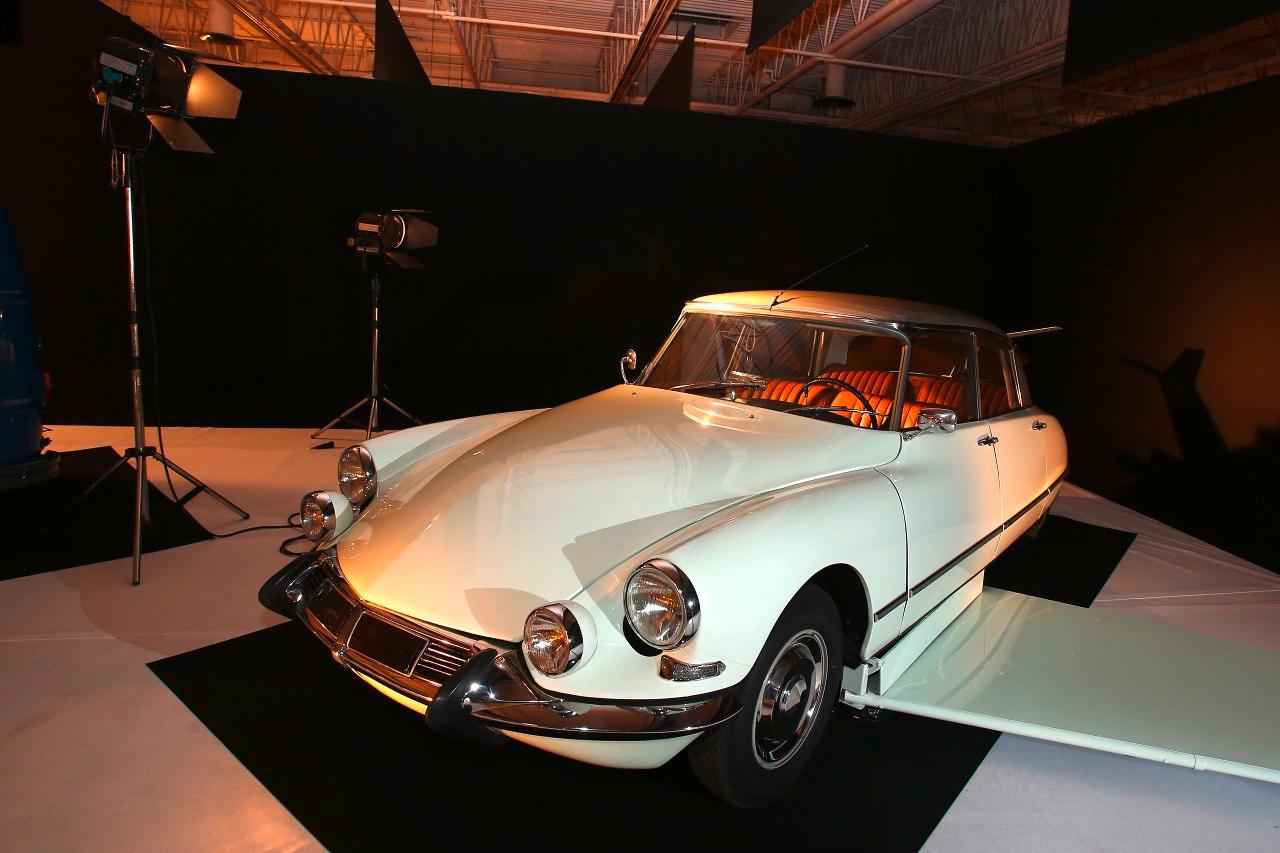 Photo 3 - La voiture ailée du film est régulièrement exposée. - DS ...