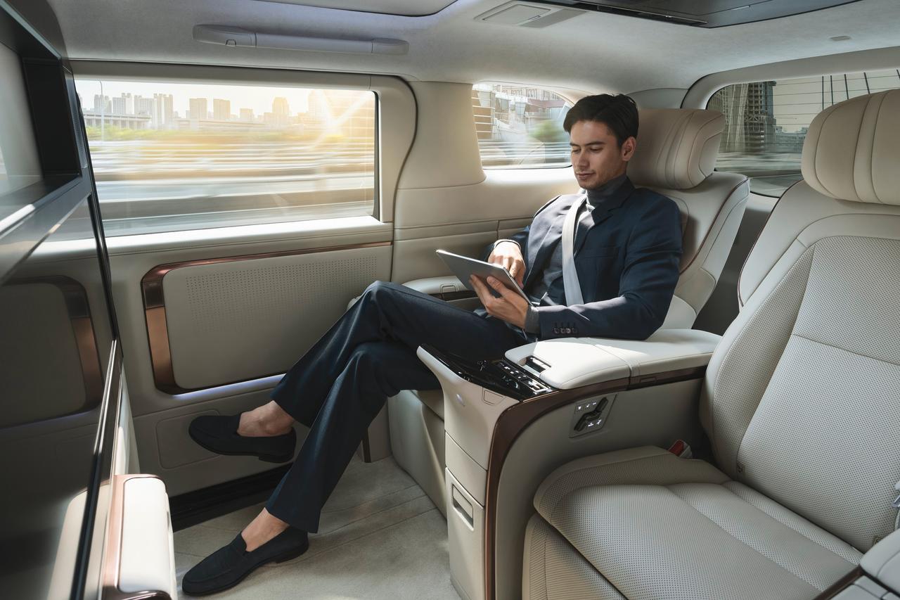 Photo 4 - L'habitacle du Lexus LM combine luxe et espace. - Lexus LM ...