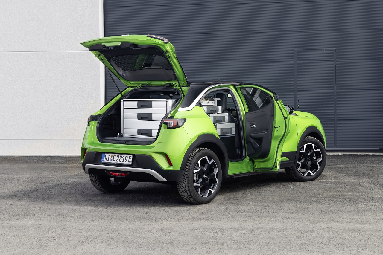 Opel Mokka (2023). Un kit de rangement à tiroirs pour le petit SUV