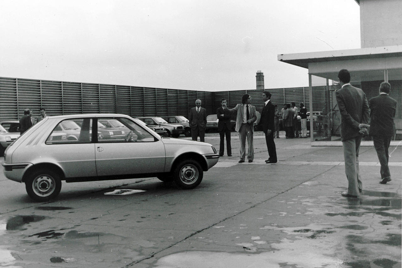 Photo 33 - Gérard Welter et ses équipes près d'un prototype de M24 en ...