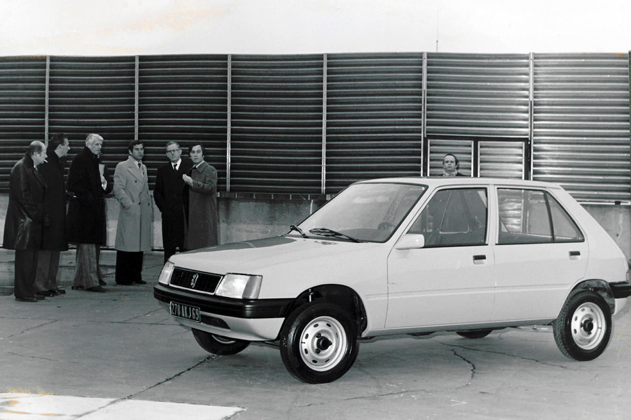 Photo 40 - Gérard Welter proche d'un prototype de Peugeot 205 en 1979 ...
