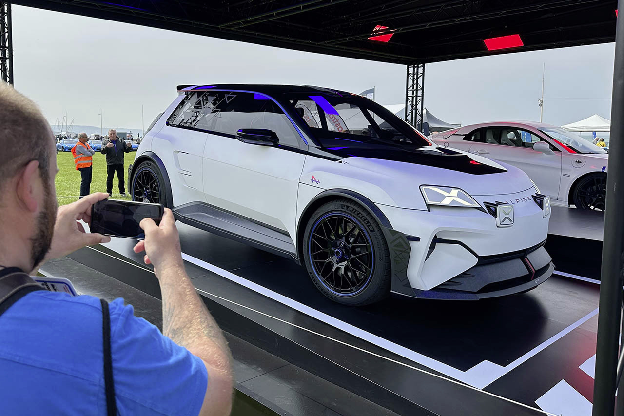 L’Alpine A290 présentée en avant-première au rassemblement Alpine à Dieppe
