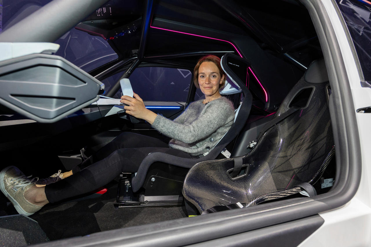 Photo 19 - L'habitacle est surprenant. Le conducteur est aux avant ...