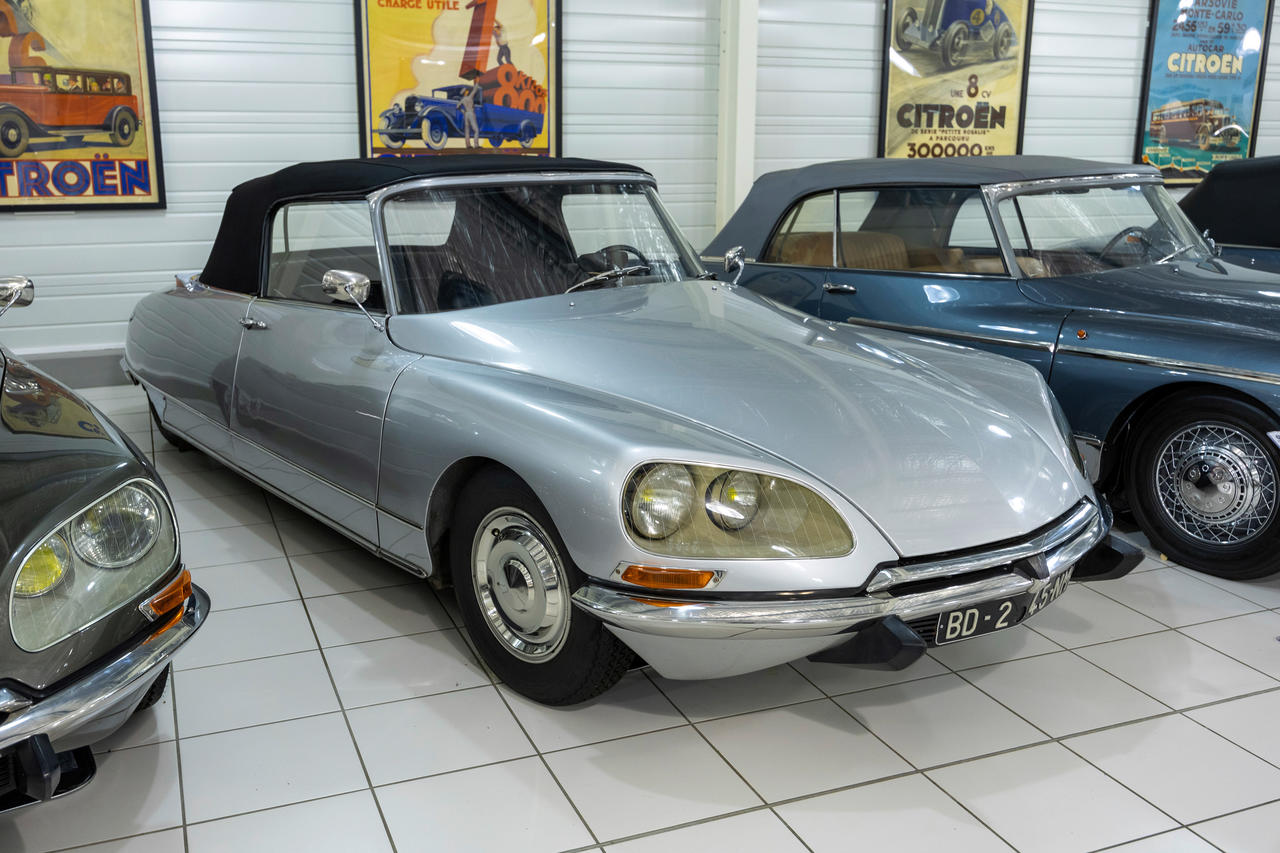 Photo 17 - Citroën DS Cabriolet "usine" par Chapron, phase 2 - Un homme ...