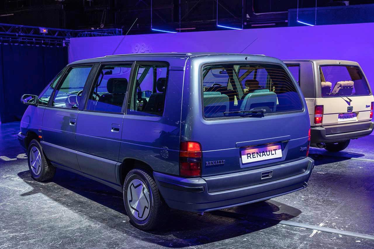 Photo 7 - Les formes de l'Espace 2 sont plus arrondies. Le modèle est aussi plus grand (4,43m ...