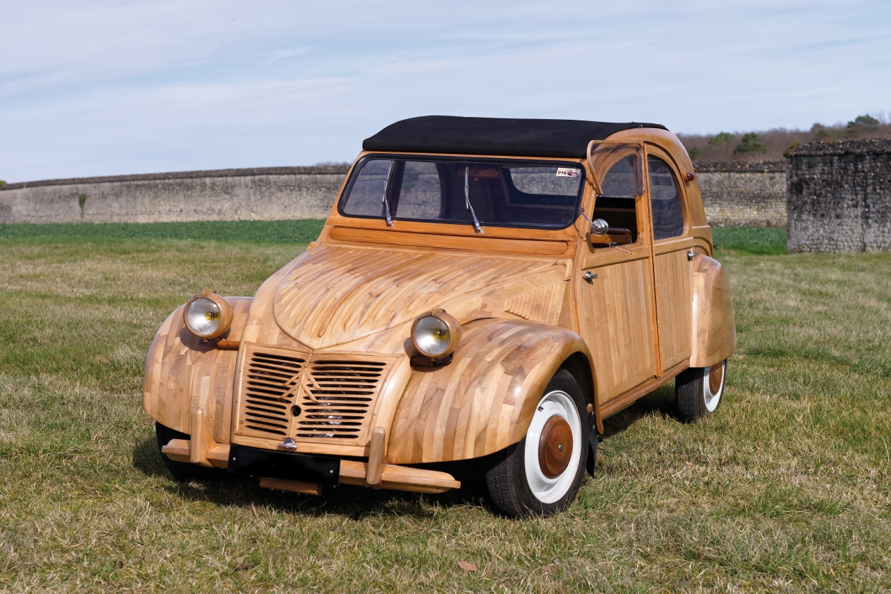 L'unique Citroën 2CV en bois vendue 210 000 € aux enchères