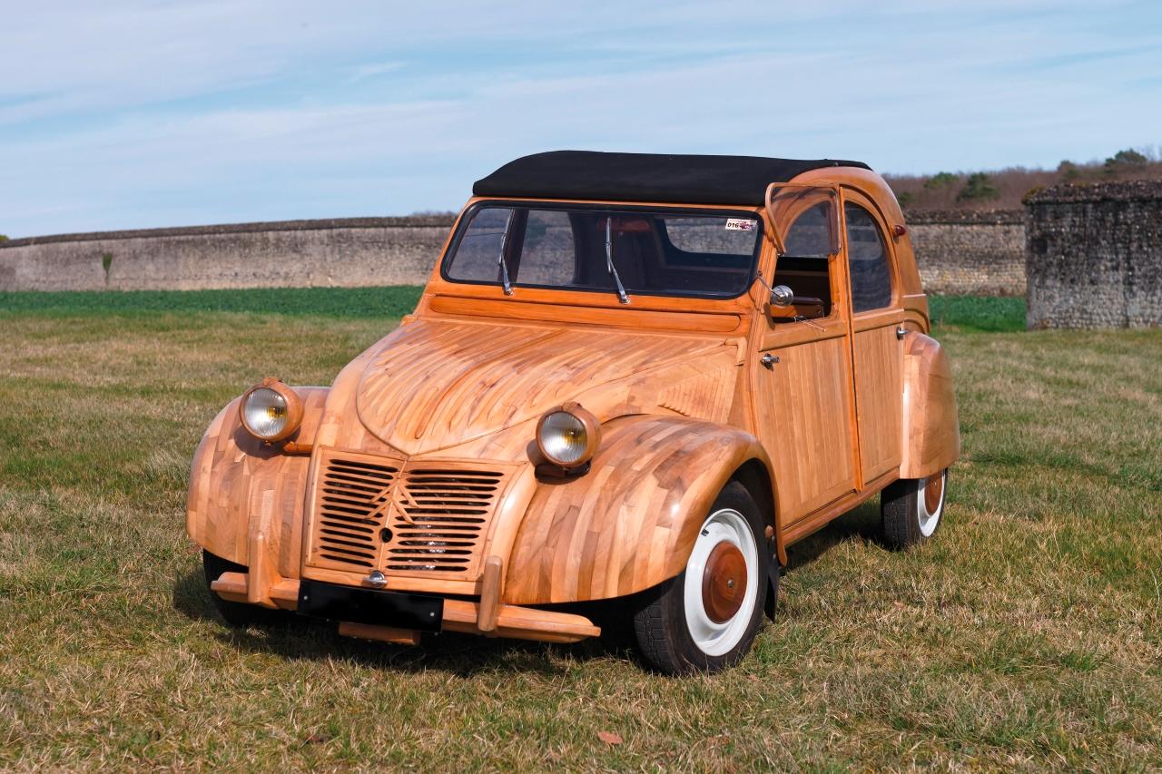 Diaporama et photos - L'unique Citroën 2CV en bois vendue 210 000 € aux ...