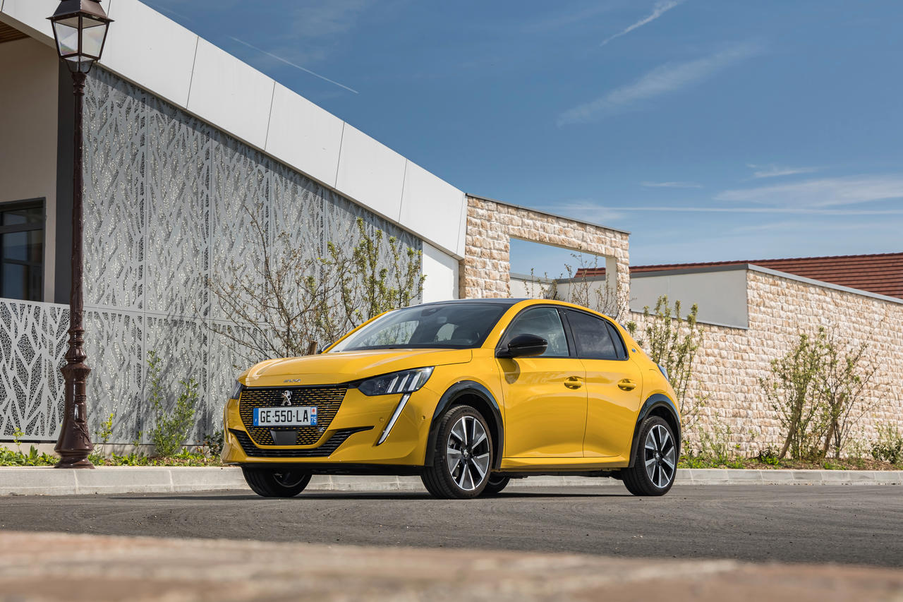 Photo 2 - peugeot e 208 gt jaune - Voiture d’occasion. Le repli du ...