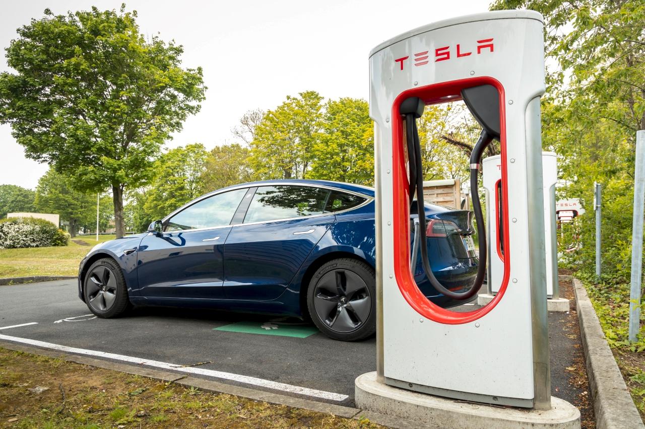 Prix Tesla Model 3. Quelles évolutions depuis son lancement en France