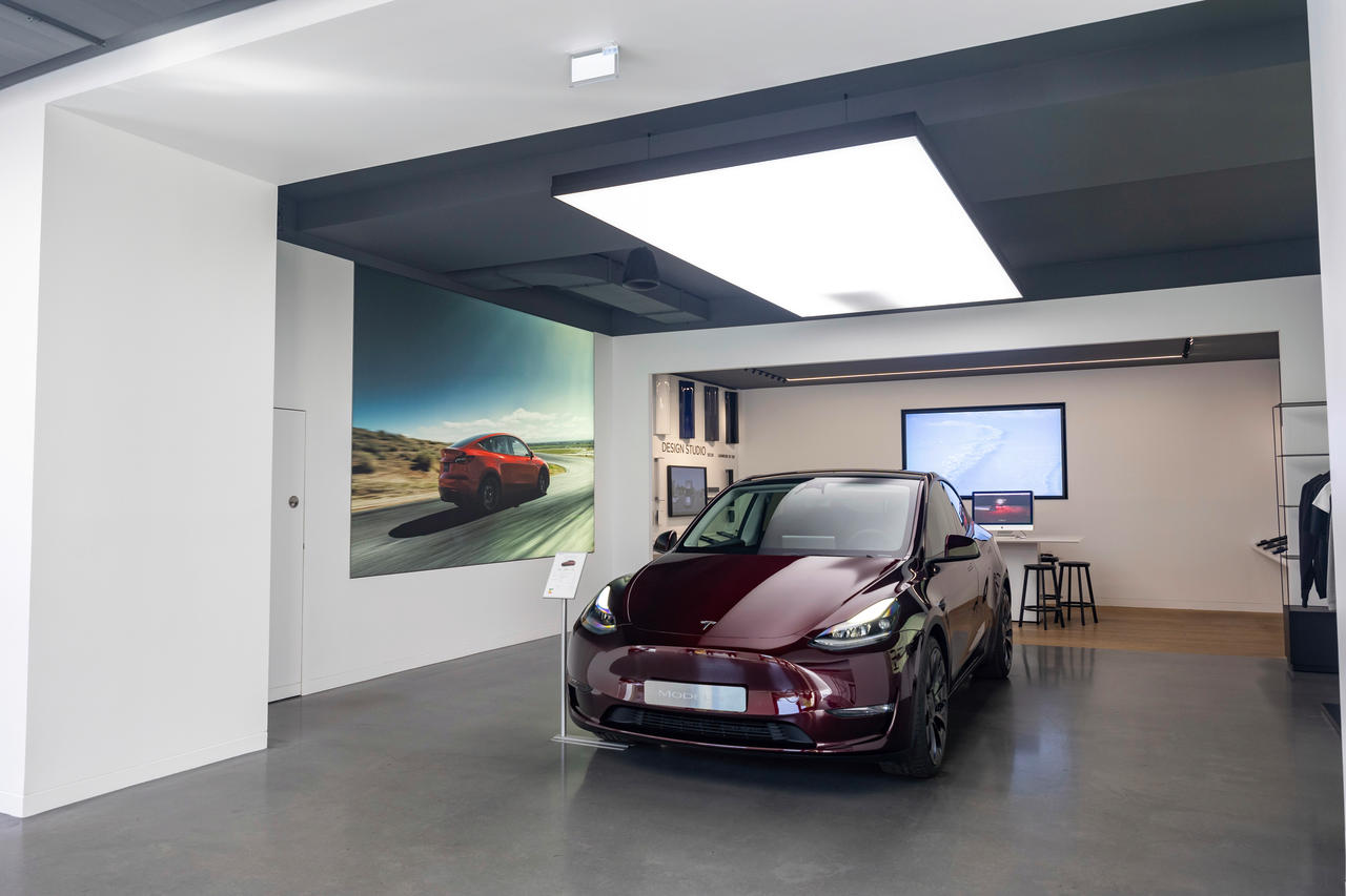 Photo 1 - tesla model y showroom paris la madeleine - Les voitures ...