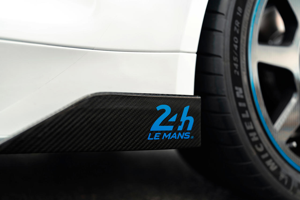 Photo 14 - Les badges "24H du Mans" sont apposés sur les ailettes au ...